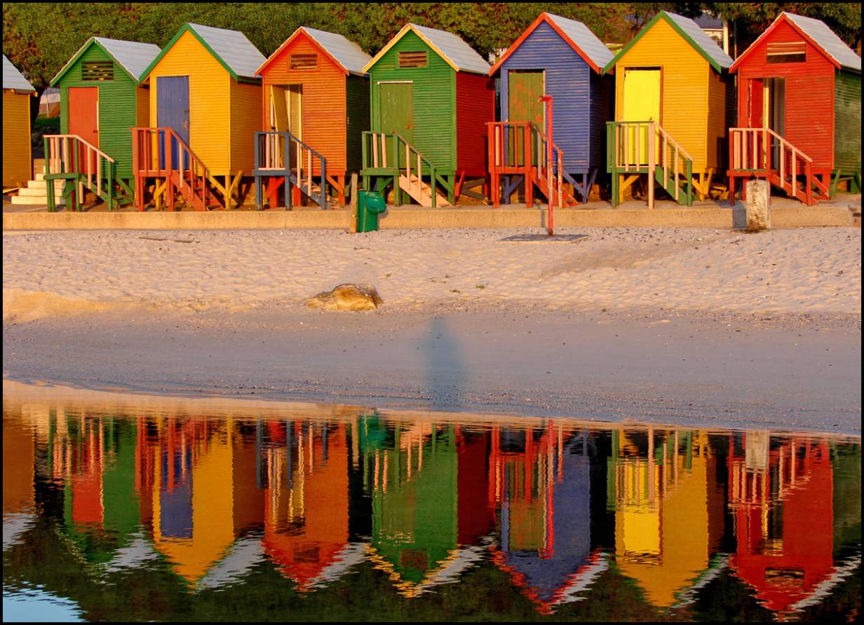 Solve Beach huts reflection jigsaw puzzle online with 408 pieces
