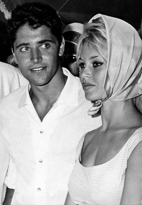 Solve 10* Sacha Distel and Brigitte Bardot jigsaw puzzle online with 12 ...
