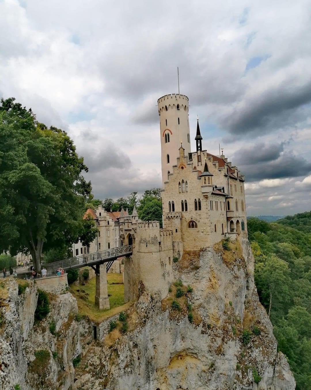 Solve Lichtenstein Castle, Germany 🥰 jigsaw puzzle online with 300 pieces