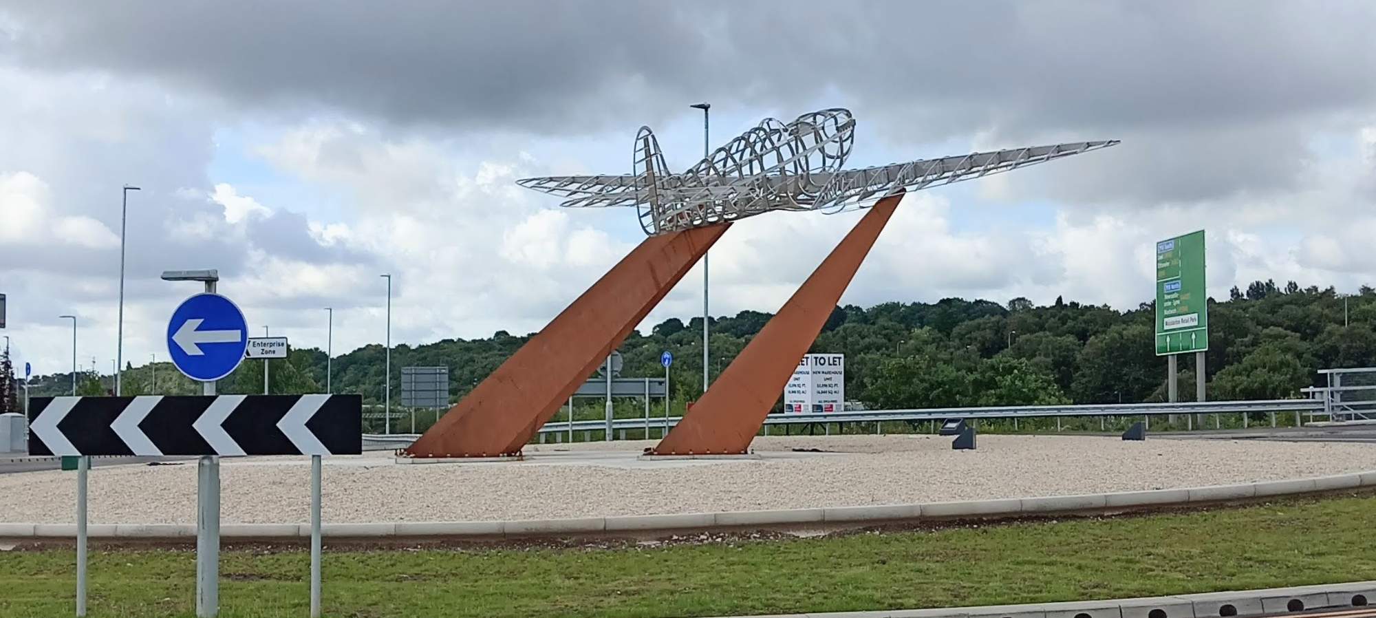 Solve Spitfire Roundabout. jigsaw puzzle online with 136 pieces