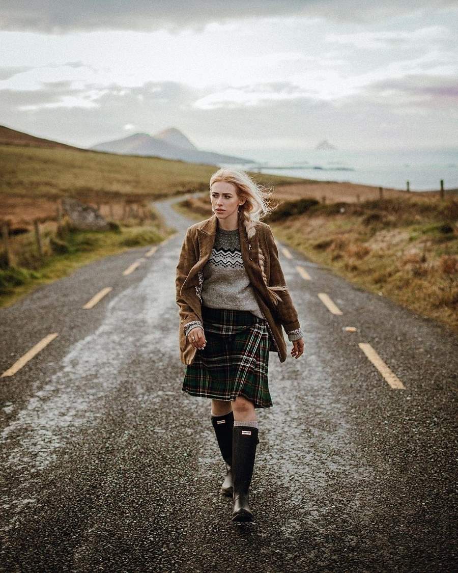 Solve My yesterdays walk with me. They keep step, they are gray faces ...