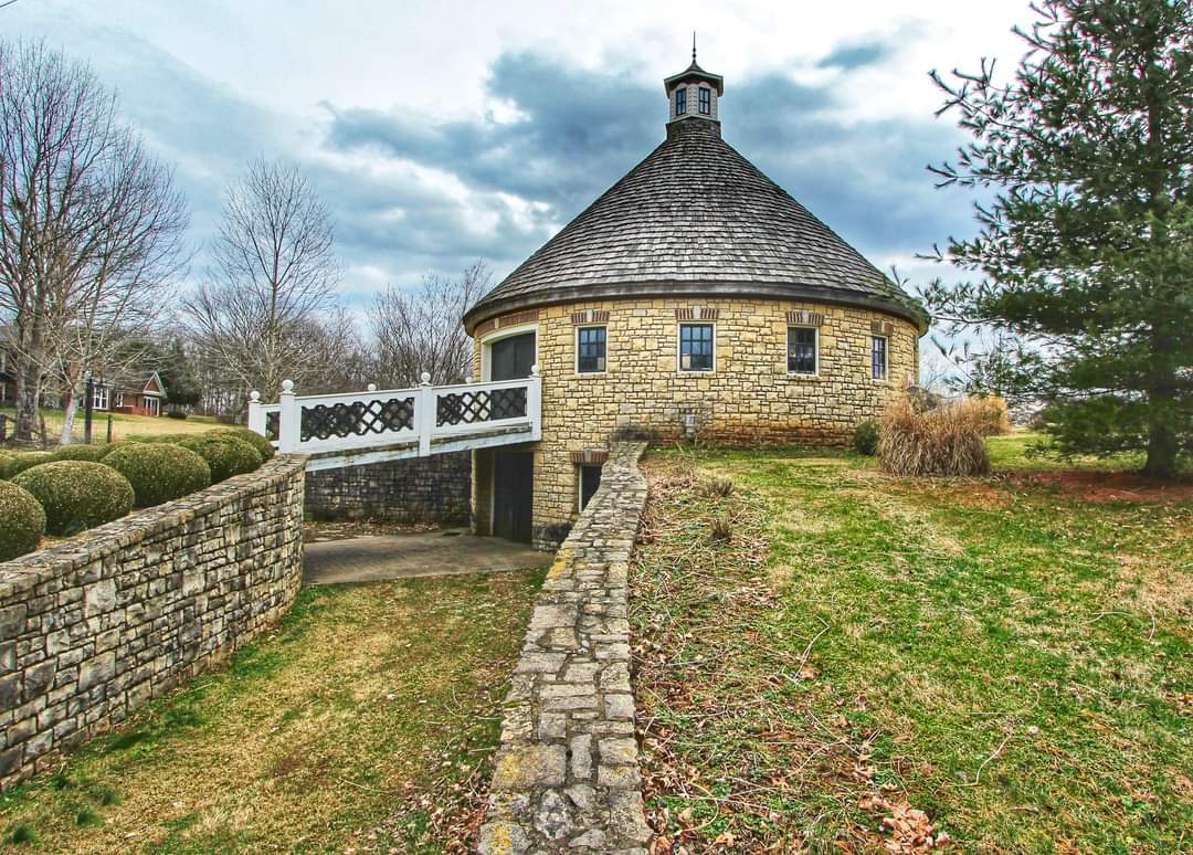 Solve Round Barn jigsaw puzzle online with 96 pieces
