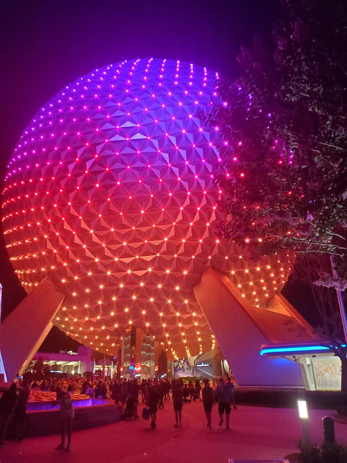 Solve Epcot at Night jigsaw puzzle online with 221 pieces