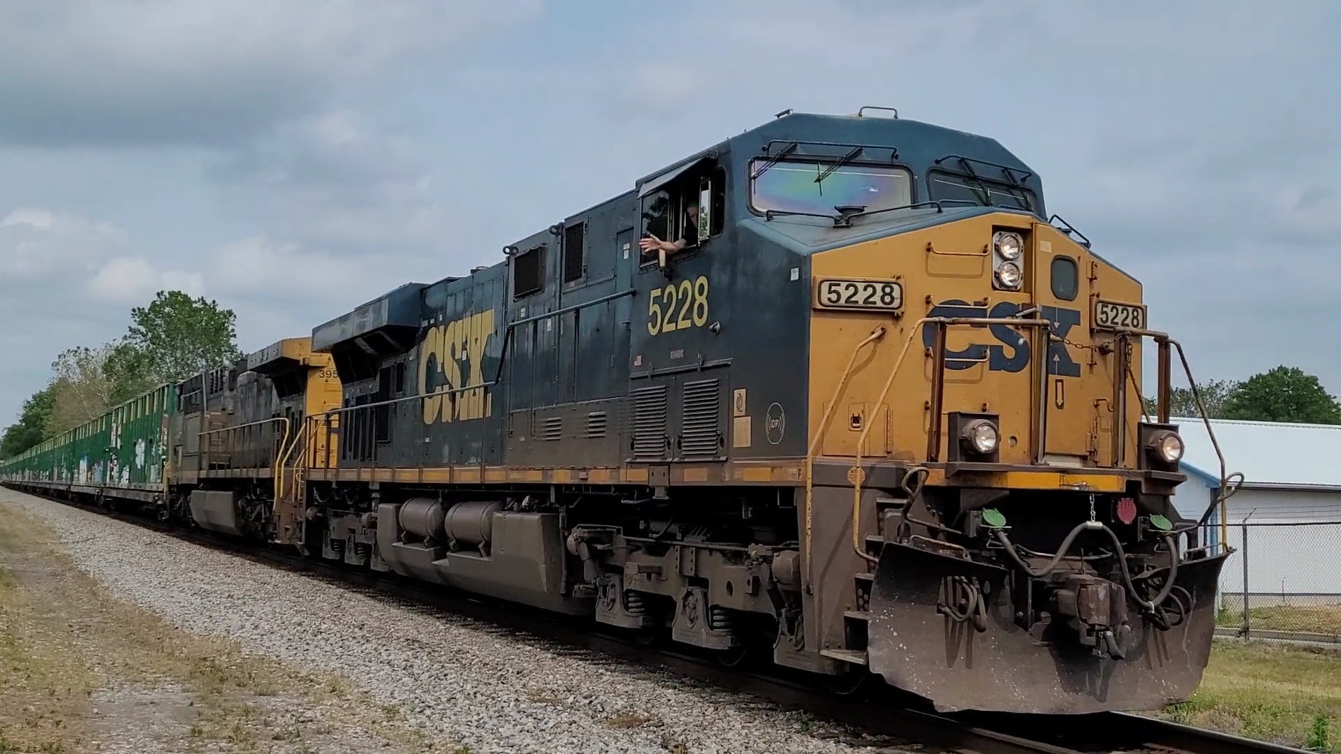 Solve Friendly wave from the engineer! jigsaw puzzle online with 496 pieces