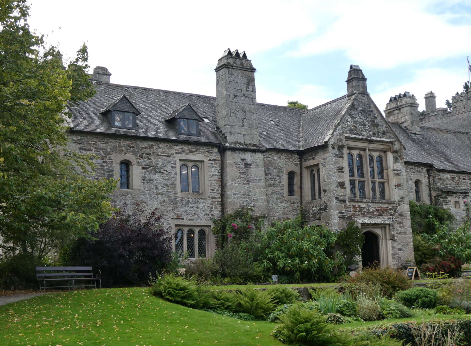 Solve Cotehele House, Cornwall jigsaw puzzle online with 500 pieces