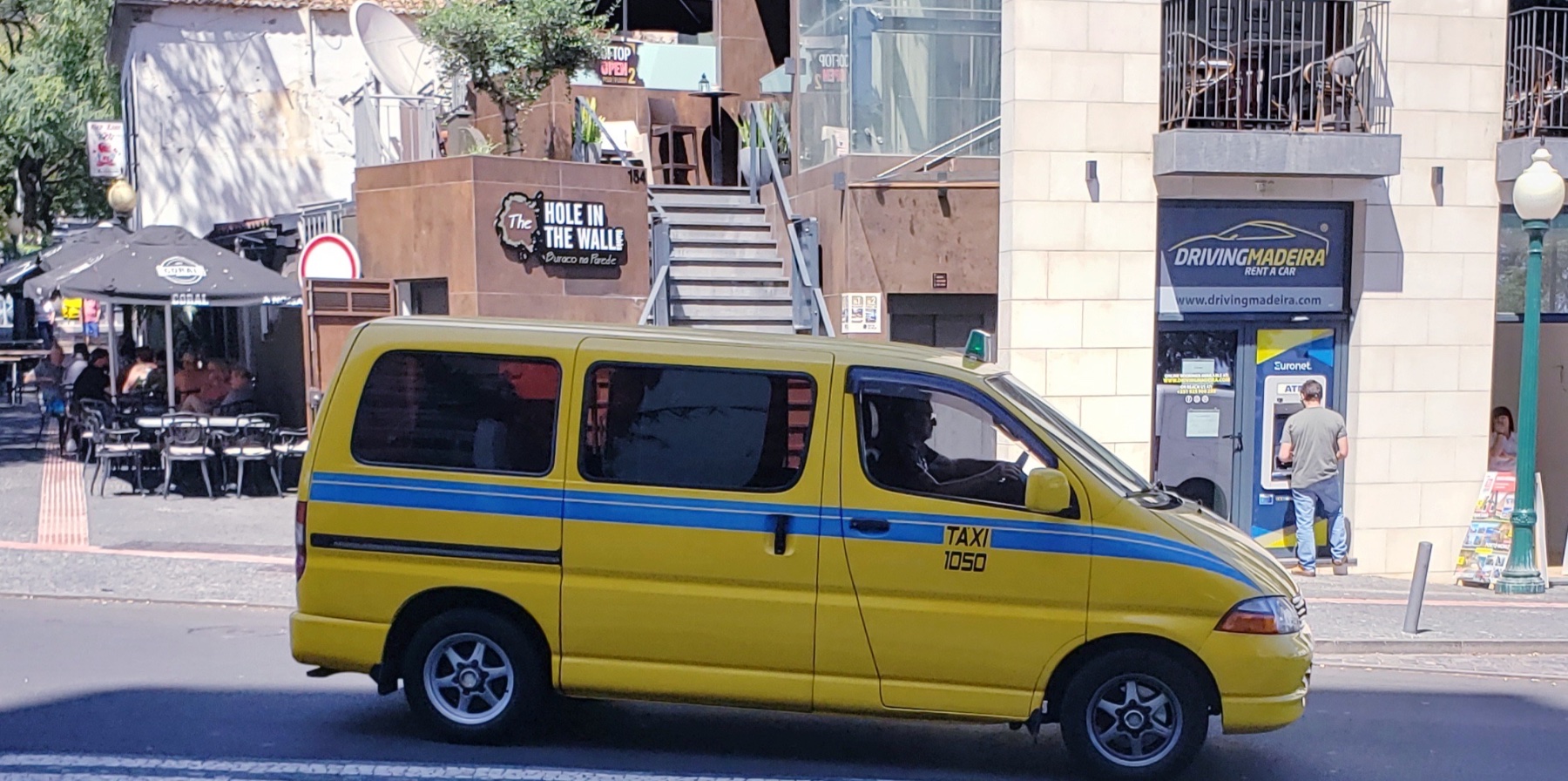 Solve Taxi jigsaw puzzle online with 36 pieces