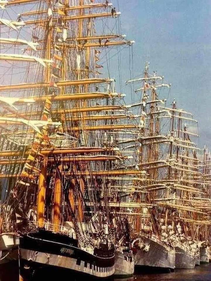 Solve Tall ships quay side jigsaw puzzle online with 88 pieces