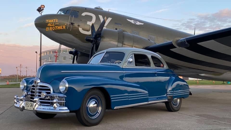 Solve 1942 Pontiac Torpedo Sport Coupe. jigsaw puzzle online with 66 pieces