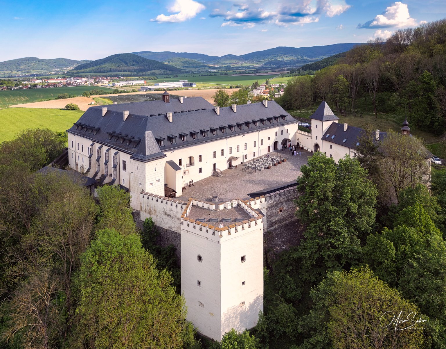 Solve Miro Sabo - Zamok Viglas jigsaw puzzle online with 48 pieces