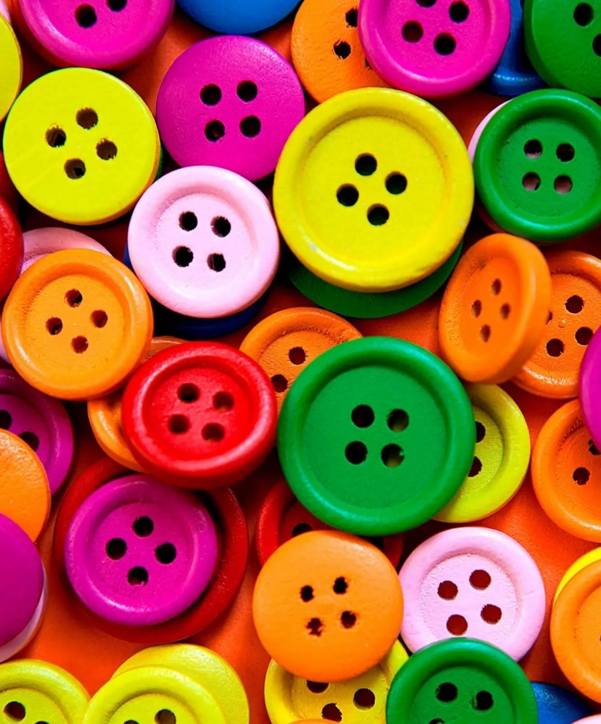 Solve Pretty buttons .... jigsaw puzzle online with 80 pieces