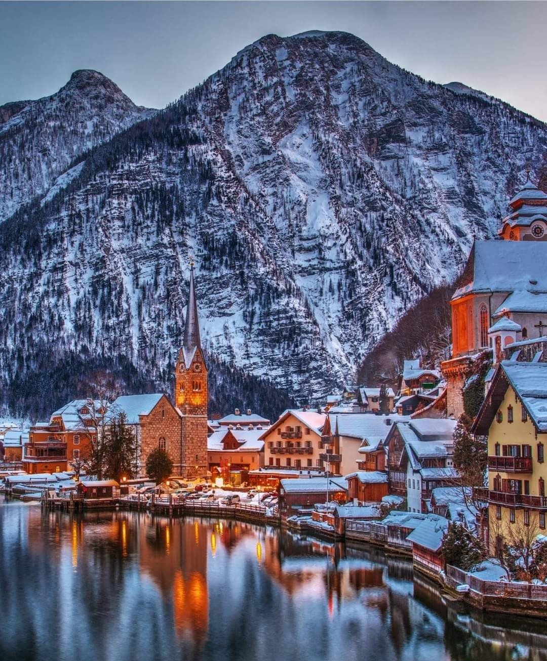 Solve Hallstatt_im_Winter jigsaw puzzle online with 63 pieces