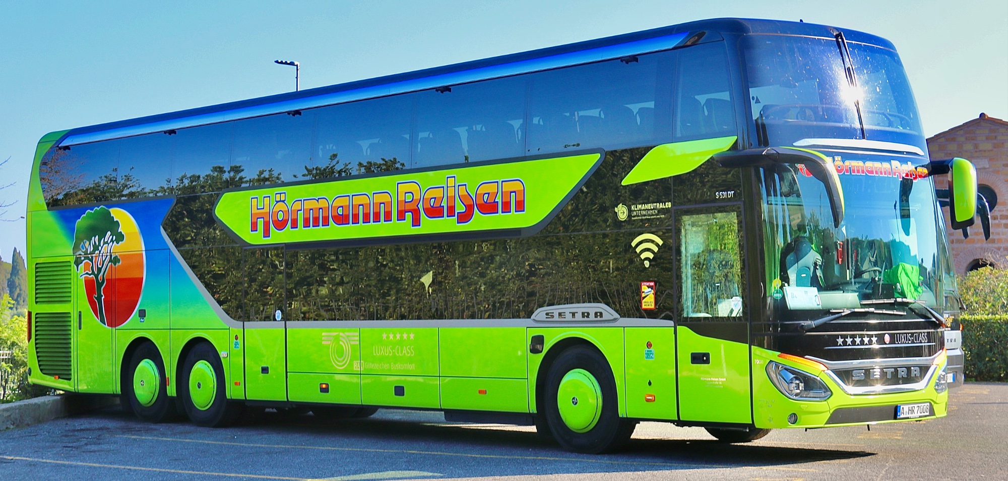 Solve German tour bus in Rome jigsaw puzzle online with 595 pieces