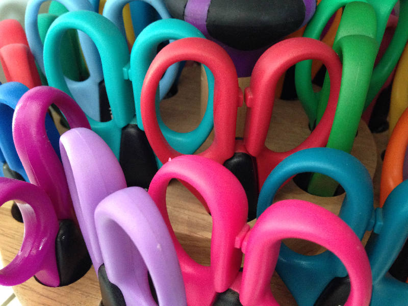 Solve Carousel of scissors jigsaw puzzle online with 12 pieces