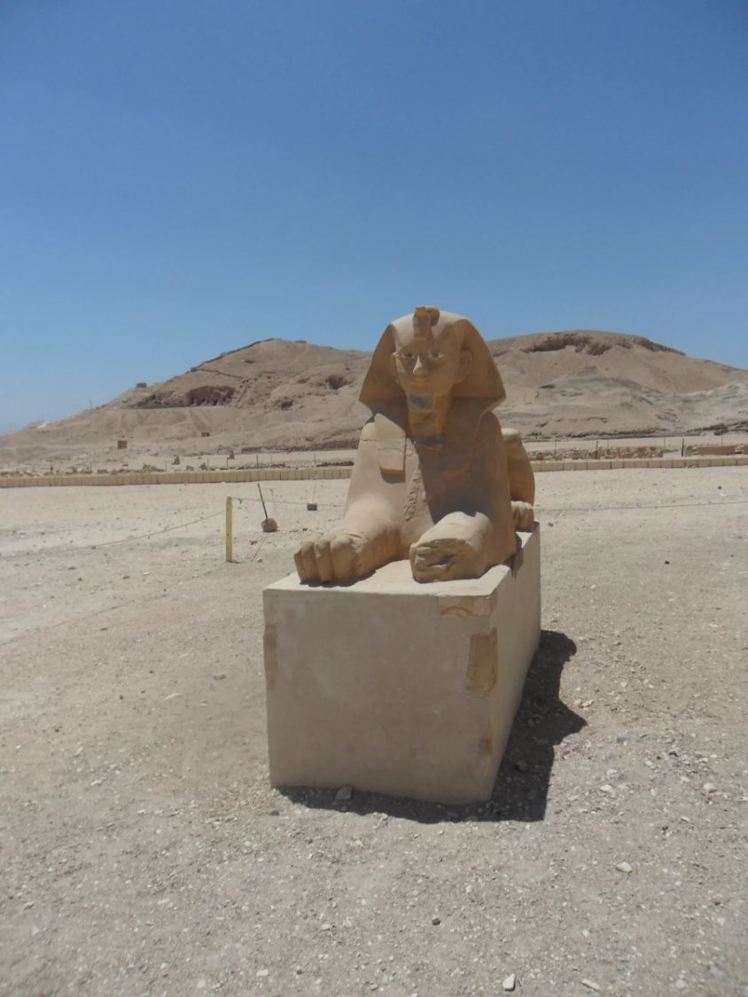 Solve Malá Sfinga... Little Sphinx... jigsaw puzzle online with 12 pieces