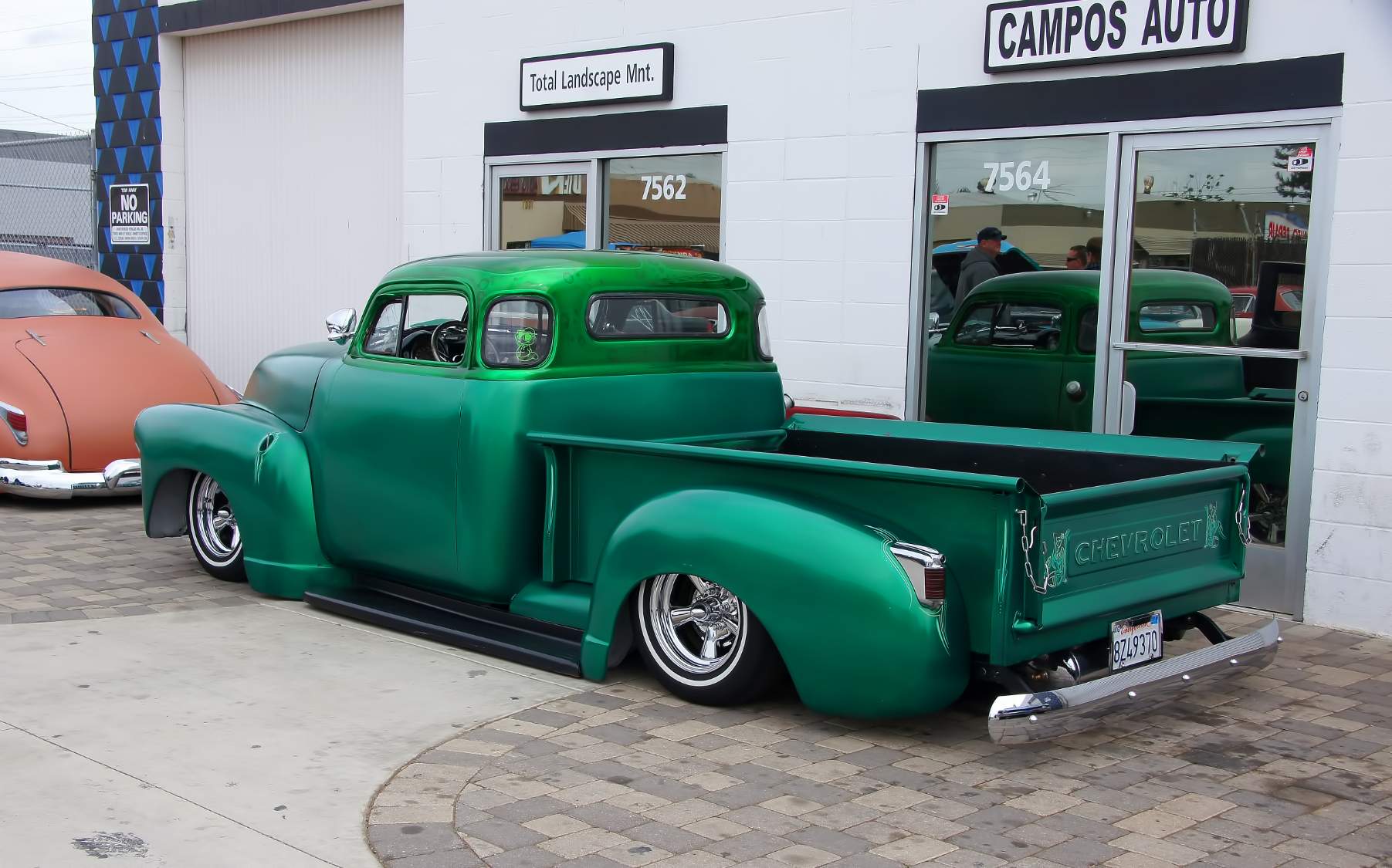 Solve Custom Chevy Pickup jigsaw puzzle online with 135 pieces