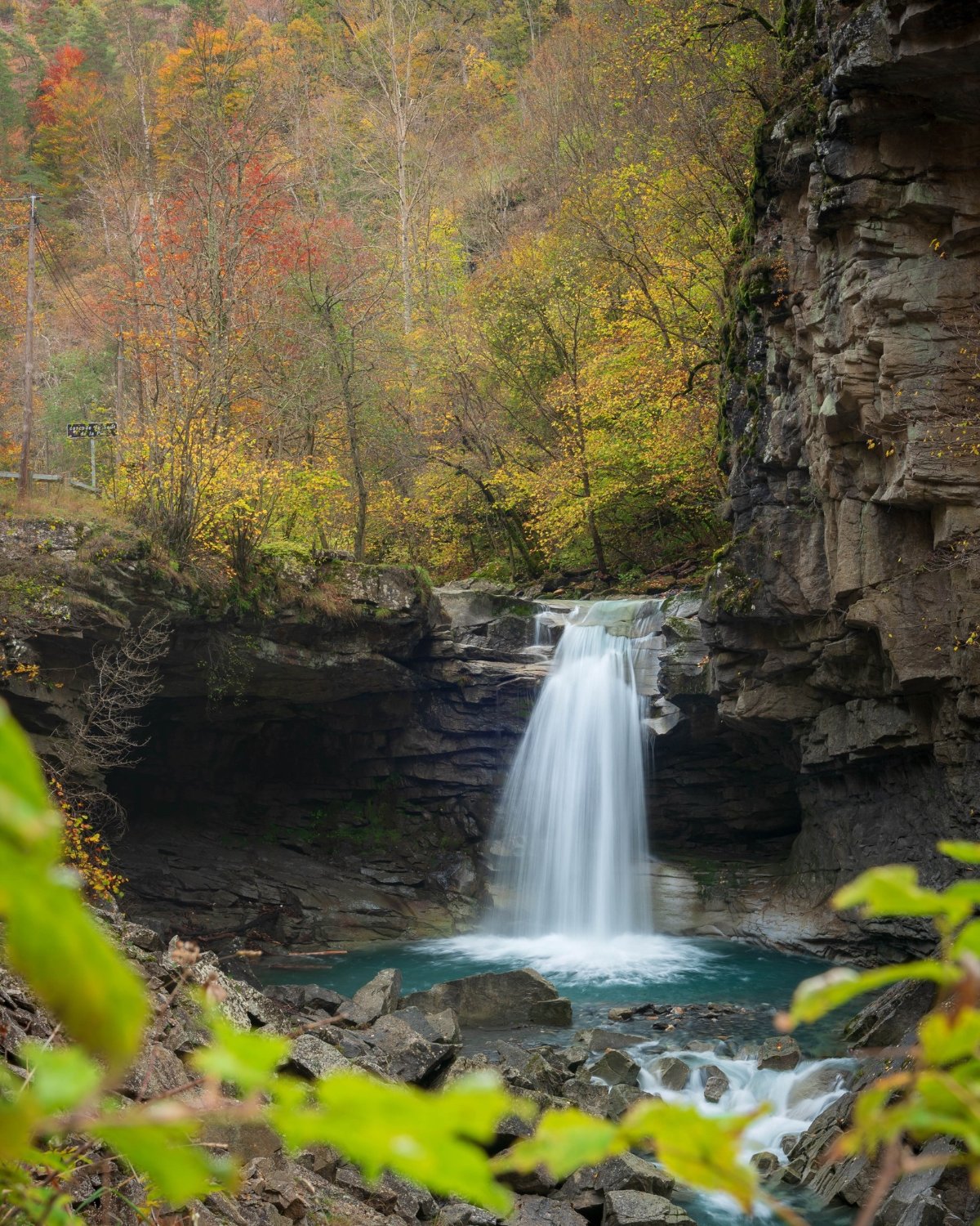 Solve La cascade du Saut de la Pie aux couleurs automnales jigsaw ...