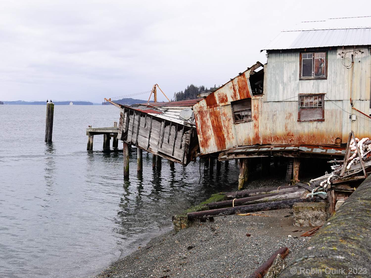 Solve Collapsing jigsaw puzzle online with 63 pieces