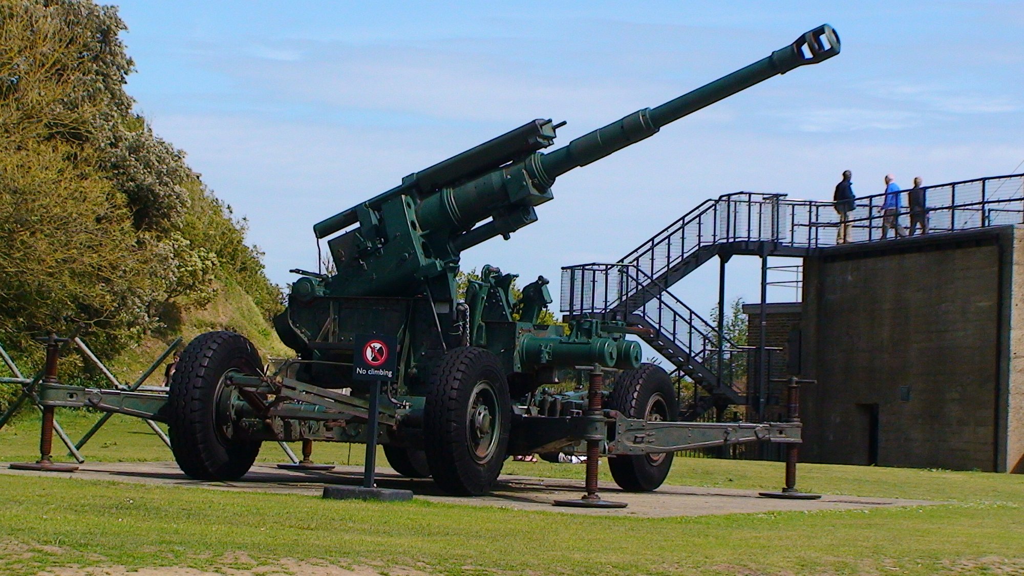Solve Vickers designed QF 3.7 inch mobile anti aircraft gun at lookout ...
