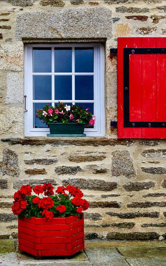 Solve BEAUTIFUL WINDOW jigsaw puzzle online with 60 pieces