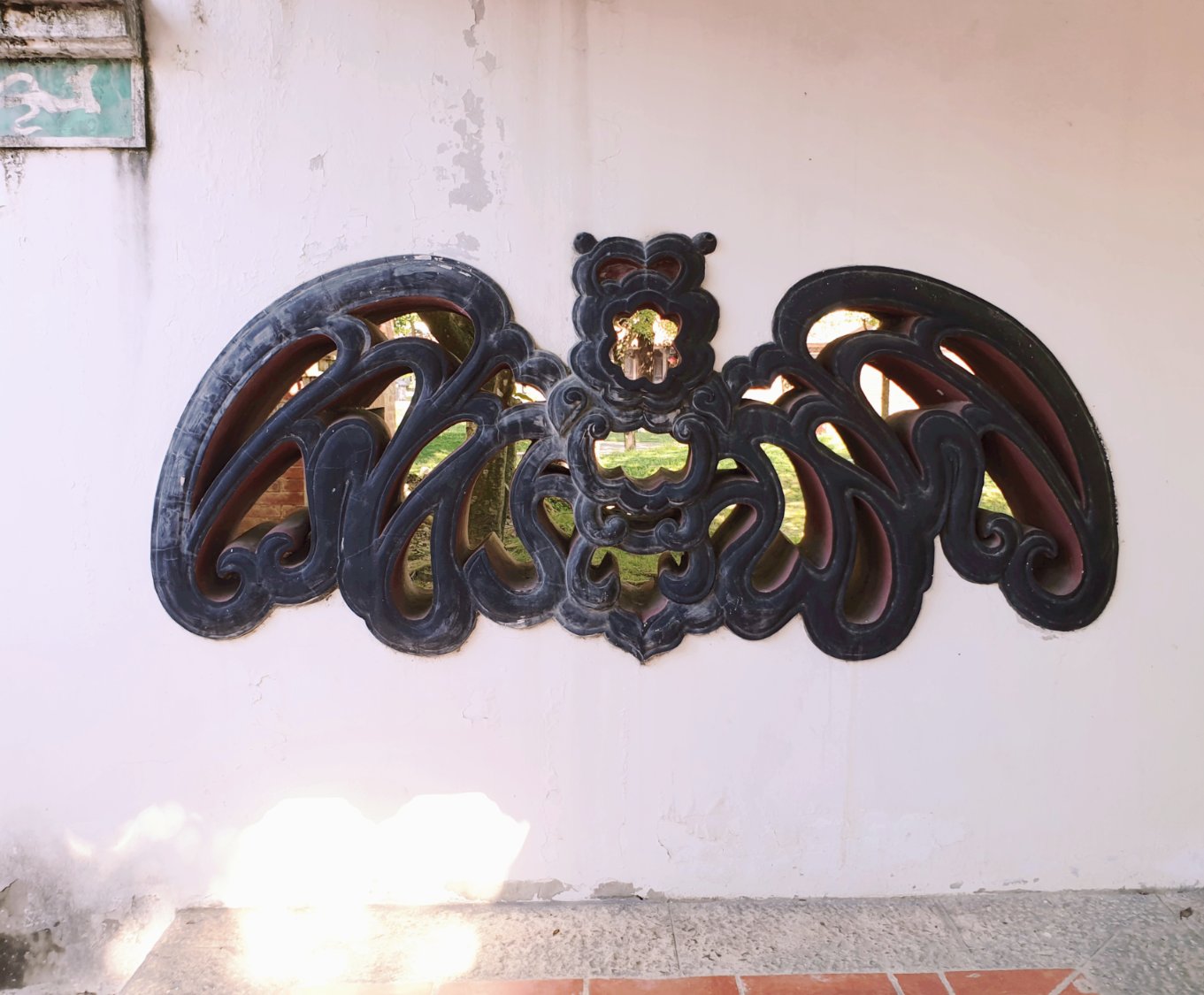 Solve Blessing Bat jigsaw puzzle online with 20 pieces