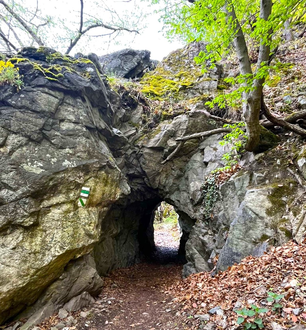 Solve Skalní tunel - Rock tunnel jigsaw puzzle online with 9 pieces