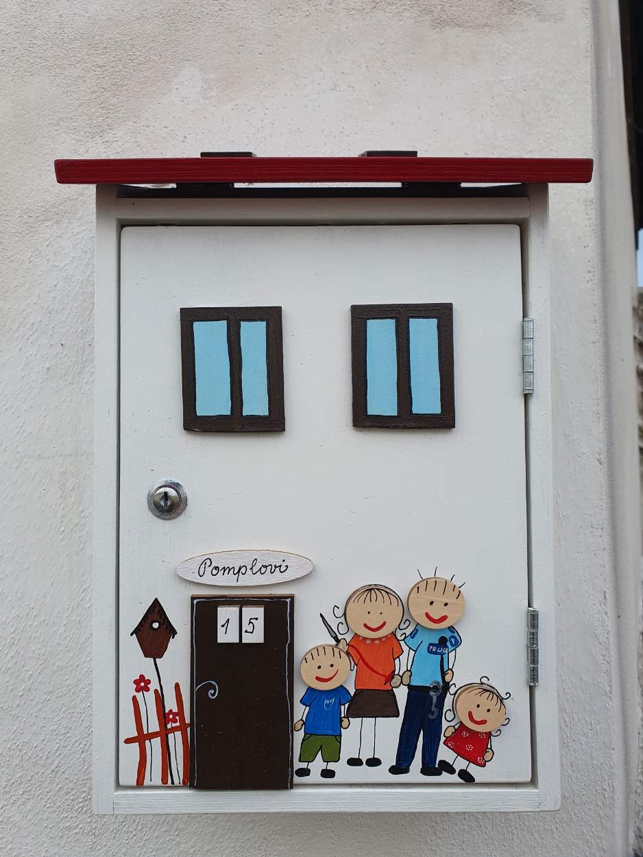 Solve Poštovní schránka - Letter-box jigsaw puzzle online with 70 pieces