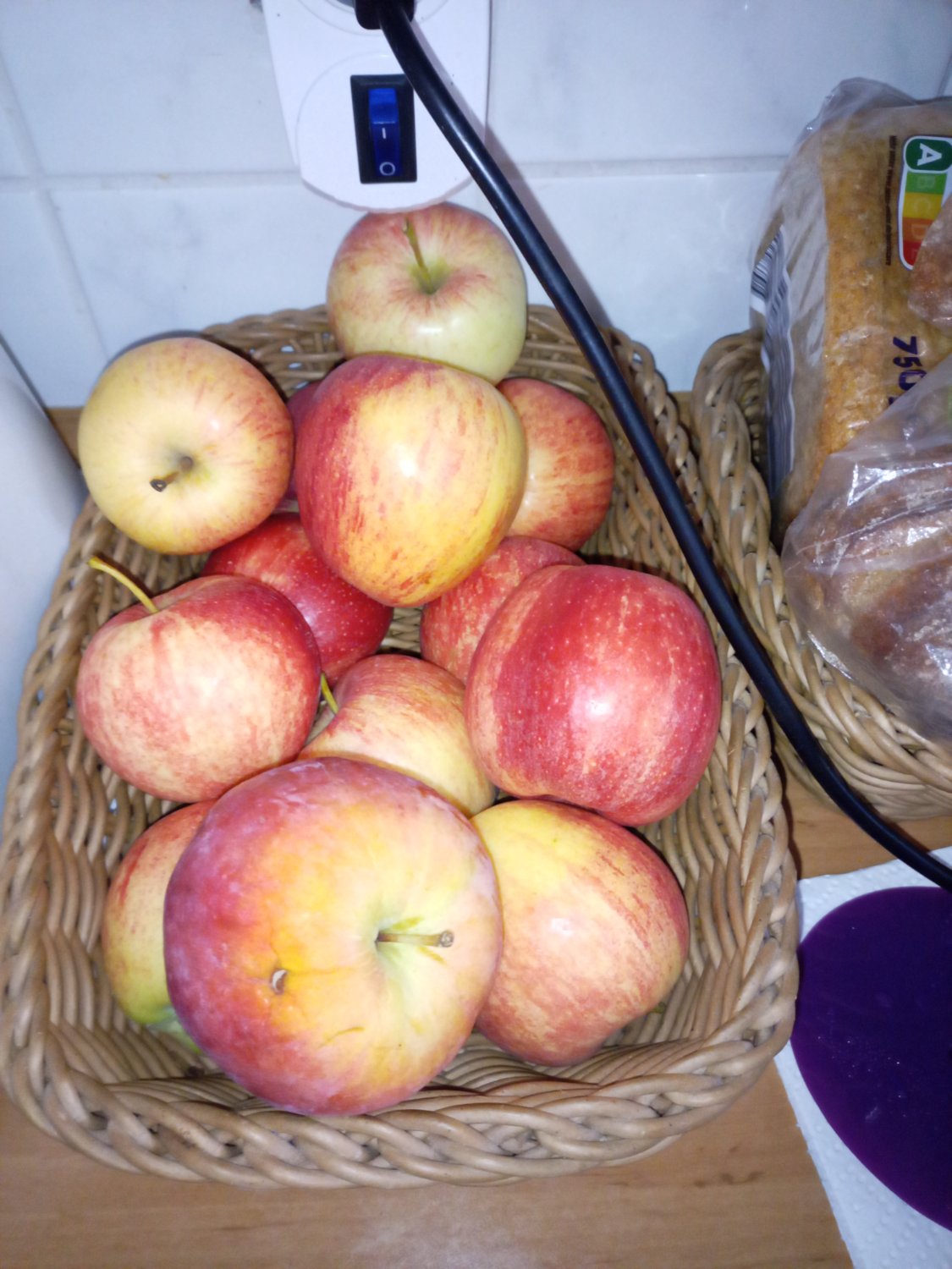 Solve Apples jigsaw puzzle online with 63 pieces