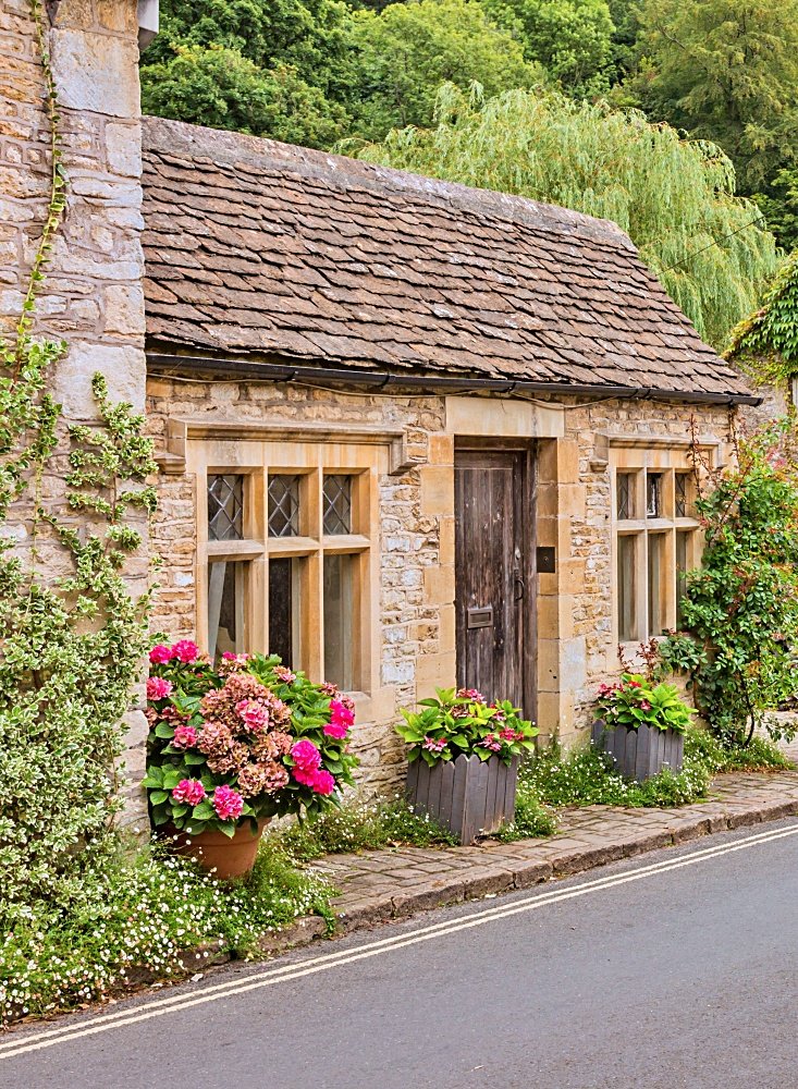 Solve Stone Cottage, Castle Combe jigsaw puzzle online with 88 pieces