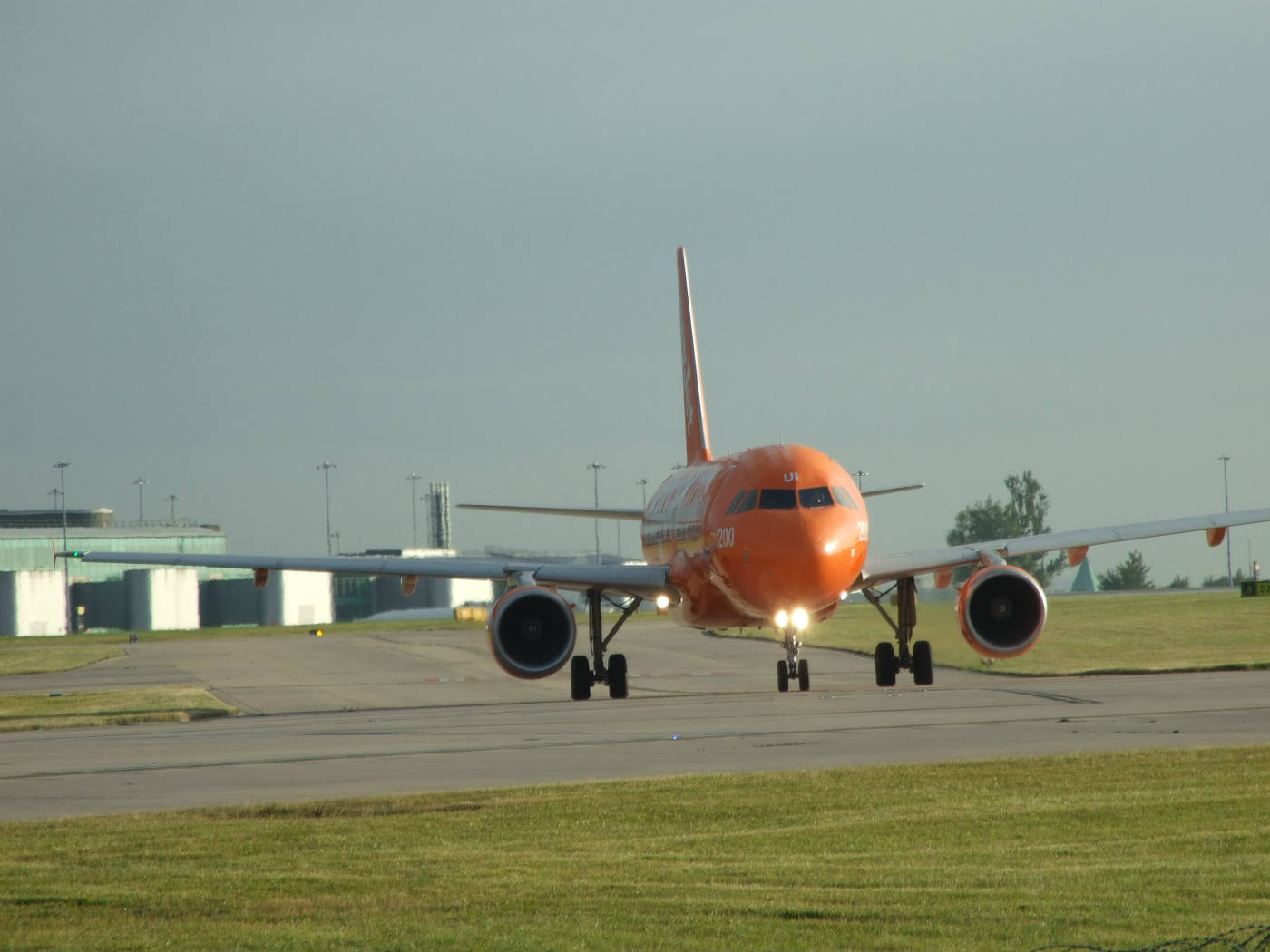 Solve Easyjet G-EZUI jigsaw puzzle online with 154 pieces