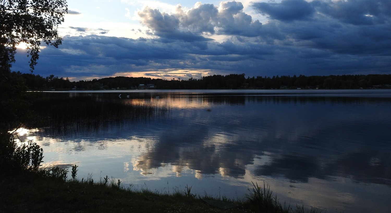 Solve Mary Lake jigsaw puzzle online with 15 pieces