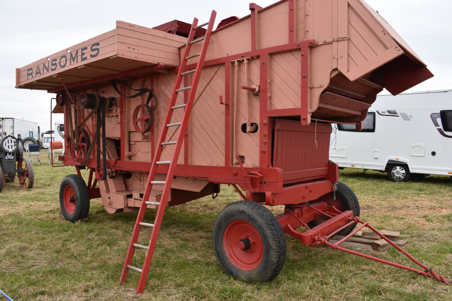 Solve 1930s Ransomes threshing machine jigsaw puzzle online with 12 pieces