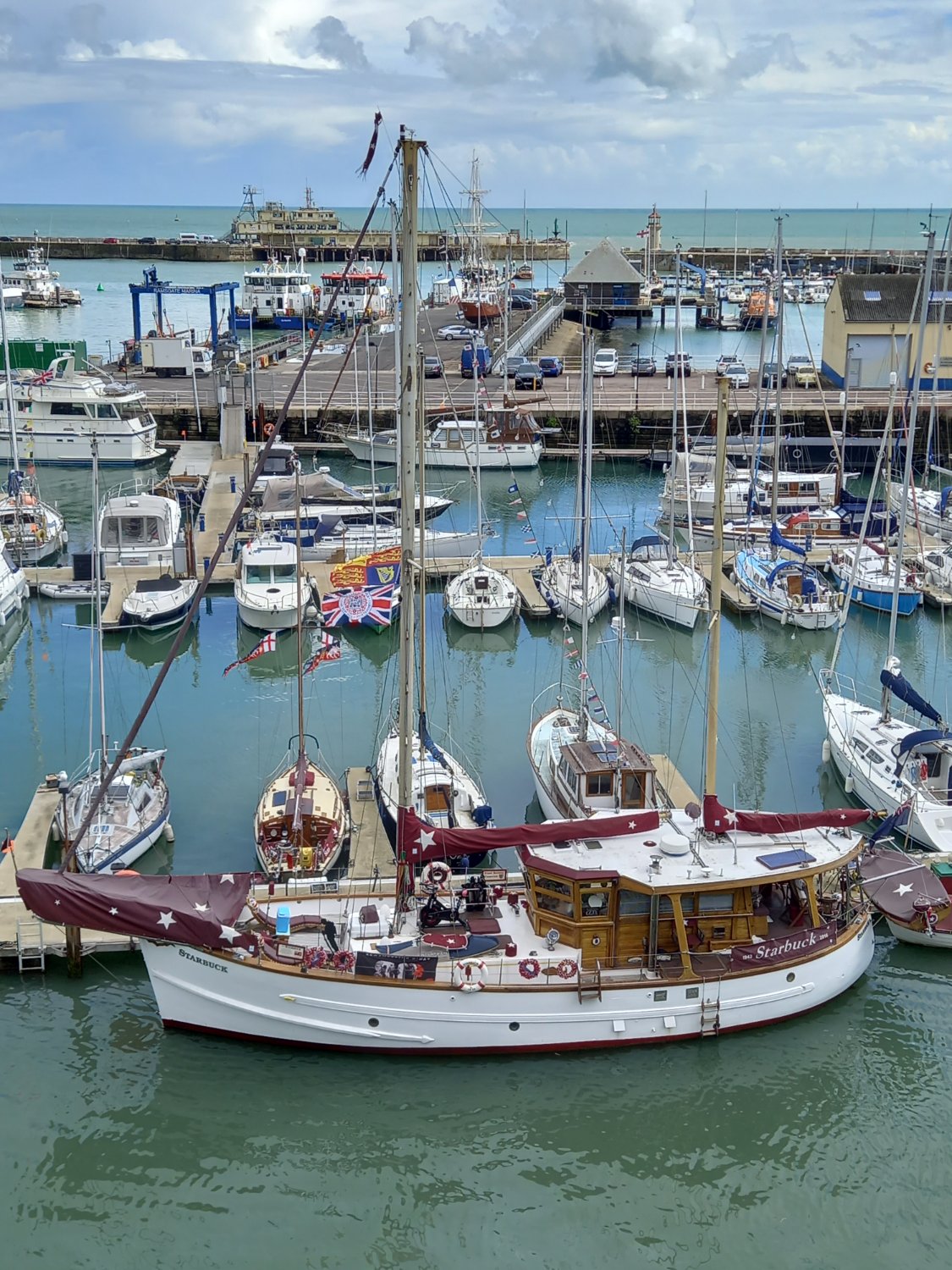 Solve Yacht Starbuck in Ramsgate marina jigsaw puzzle online with 63 pieces