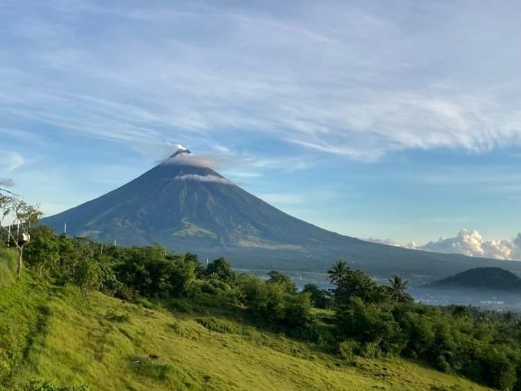 Solve Mayon Volcano jigsaw puzzle online with 12 pieces