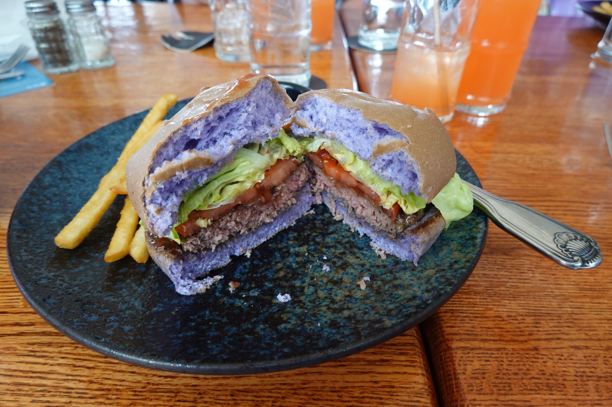 Solve Hamburger jigsaw puzzle online with 77 pieces