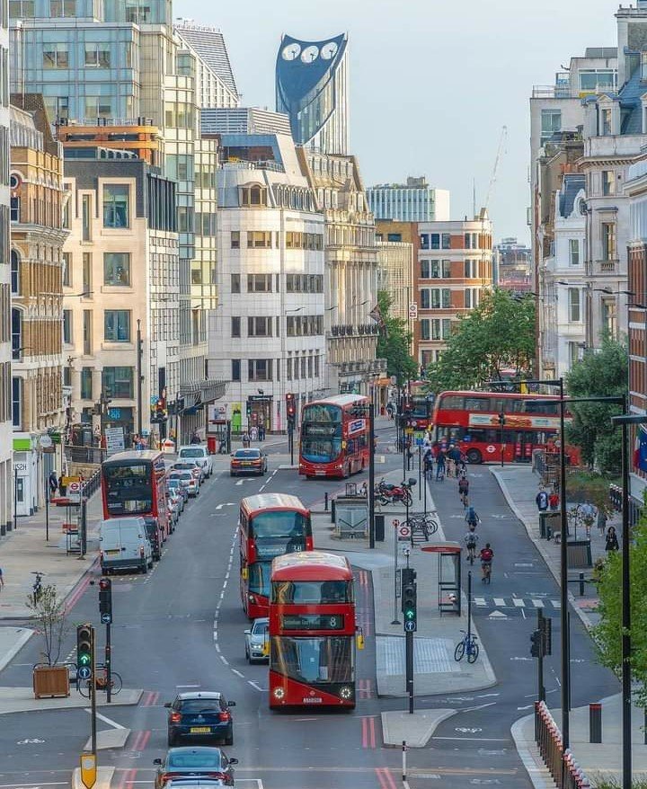 Solve London jigsaw puzzle online with 80 pieces