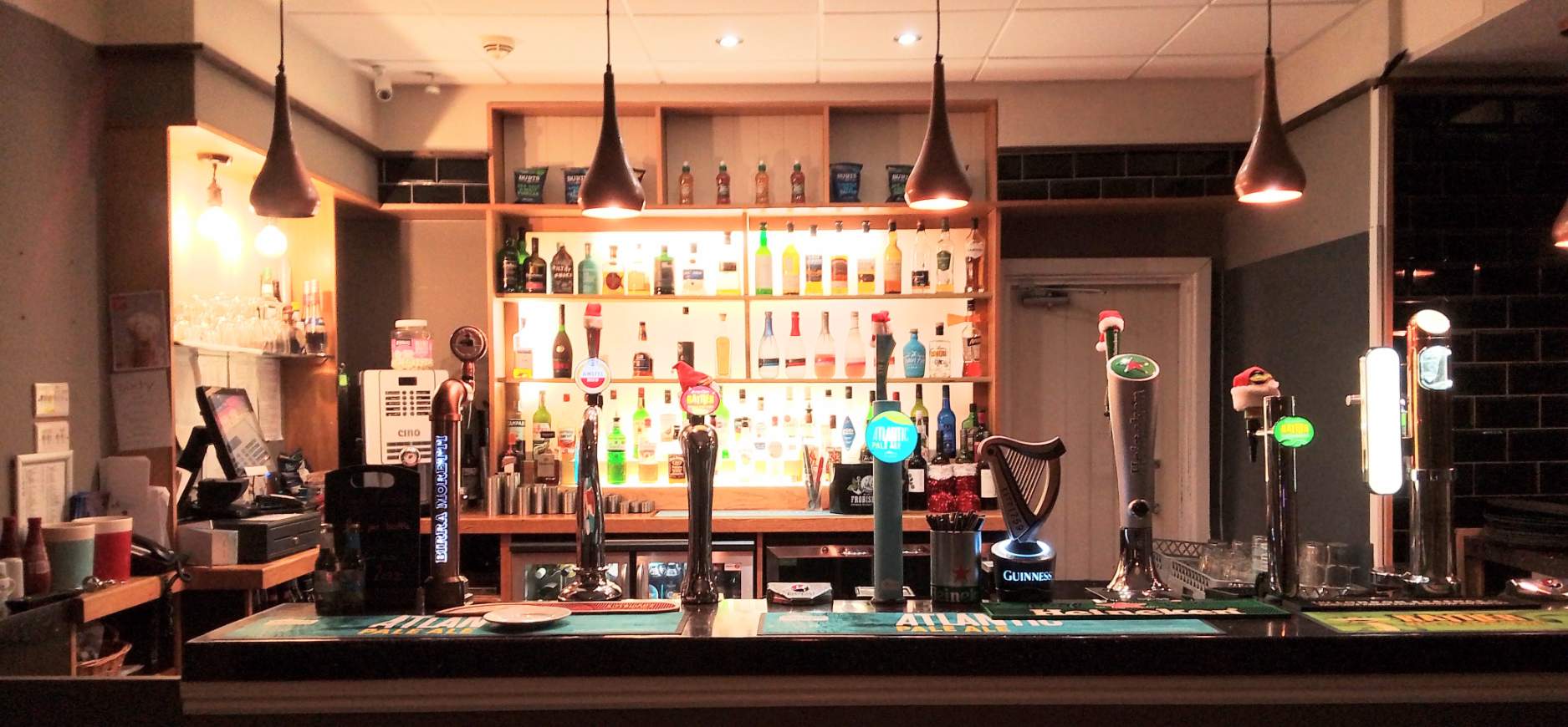 Solve The Bar jigsaw puzzle online with 105 pieces