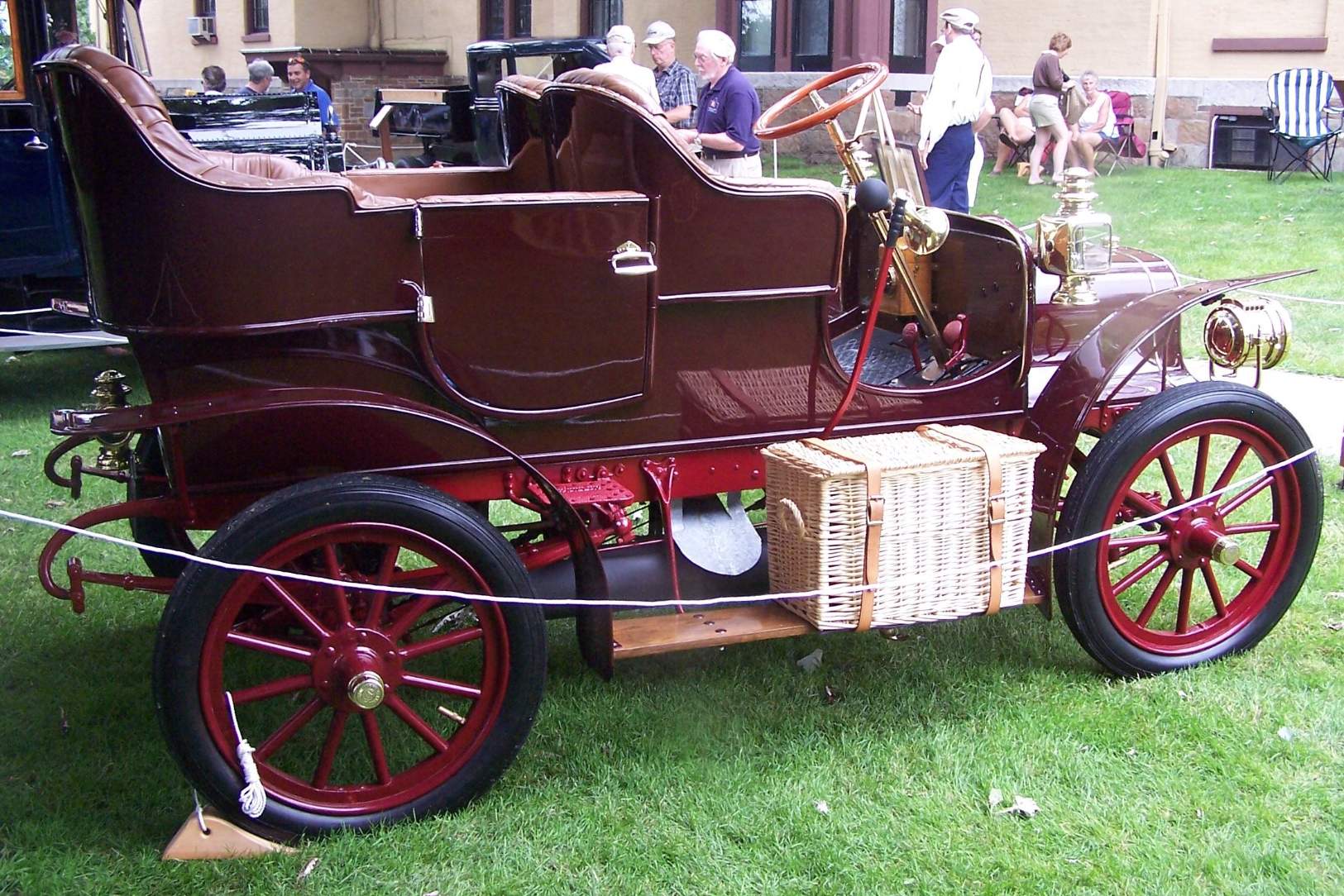 Solve 1908 Cadillac Model T Touring -- jigsaw puzzle online with 117 pieces