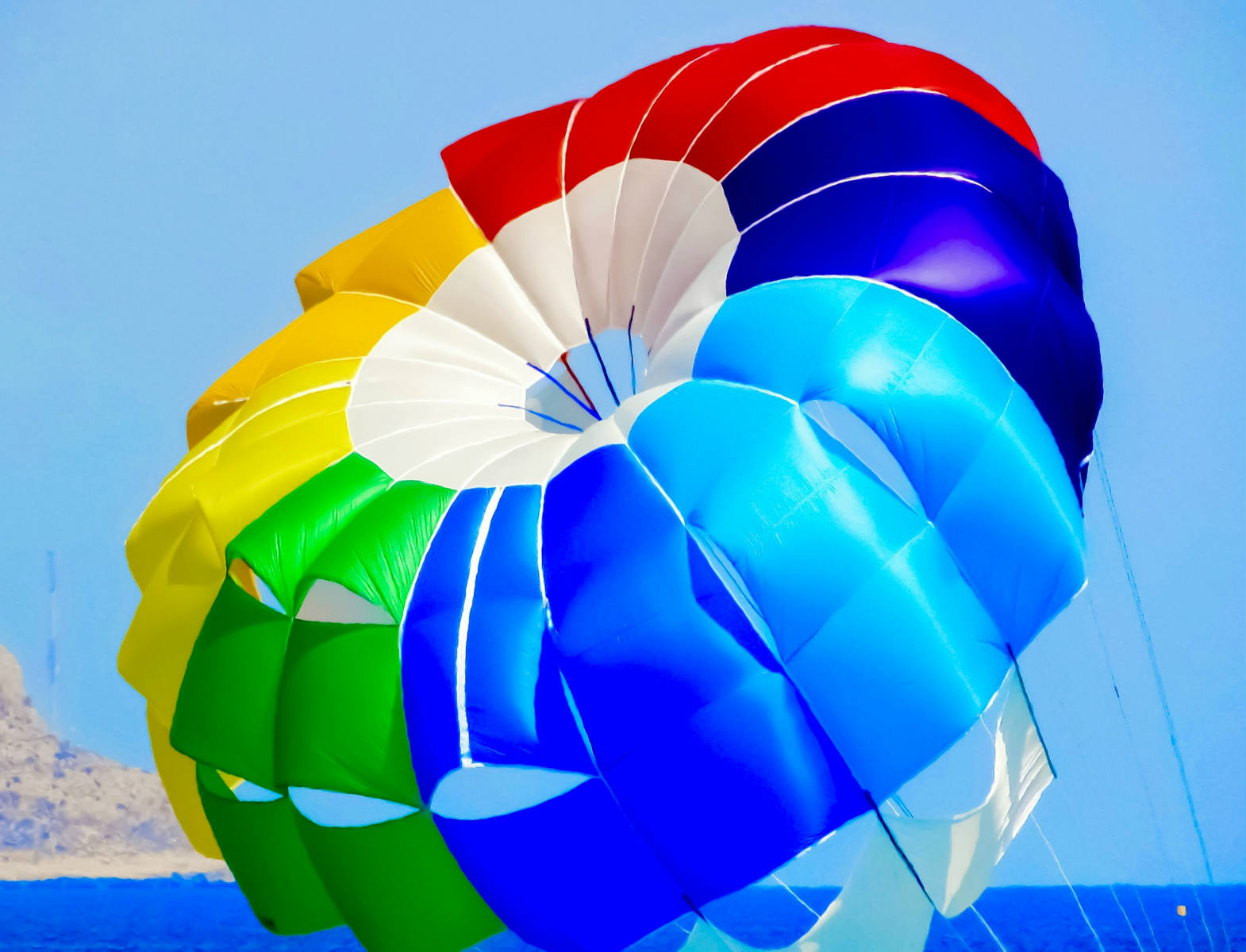 Solve parachute jigsaw puzzle online with 520 pieces