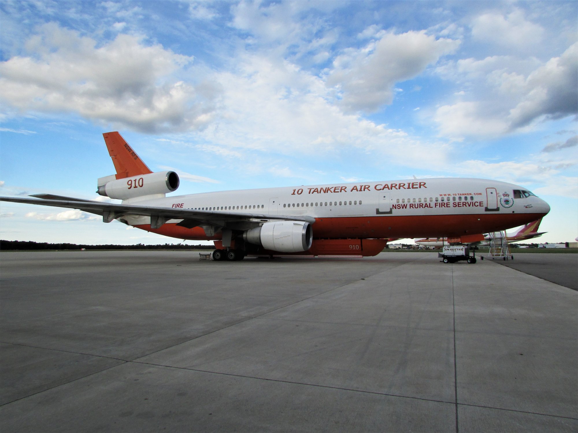 Solve Tanker Plane (2016) jigsaw puzzle online with 88 pieces