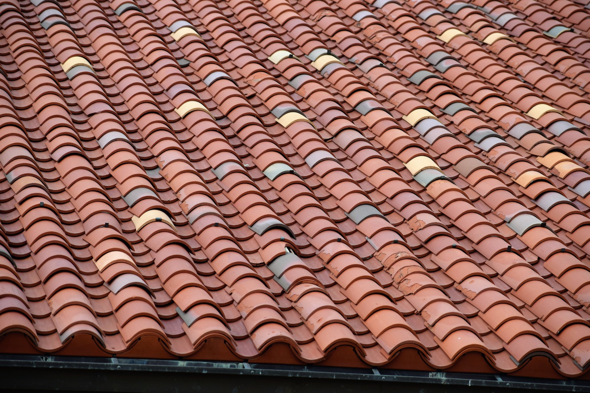 Solve Tiled roof jigsaw puzzle online with 117 pieces