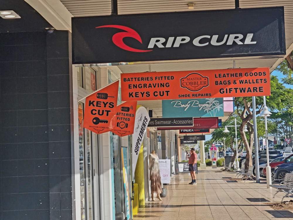 Solve Rip Curl jigsaw puzzle online with 12 pieces