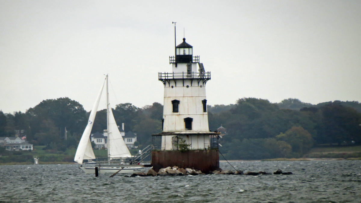 Solve Conimicut Lighthouse, RI jigsaw puzzle online with 84 pieces