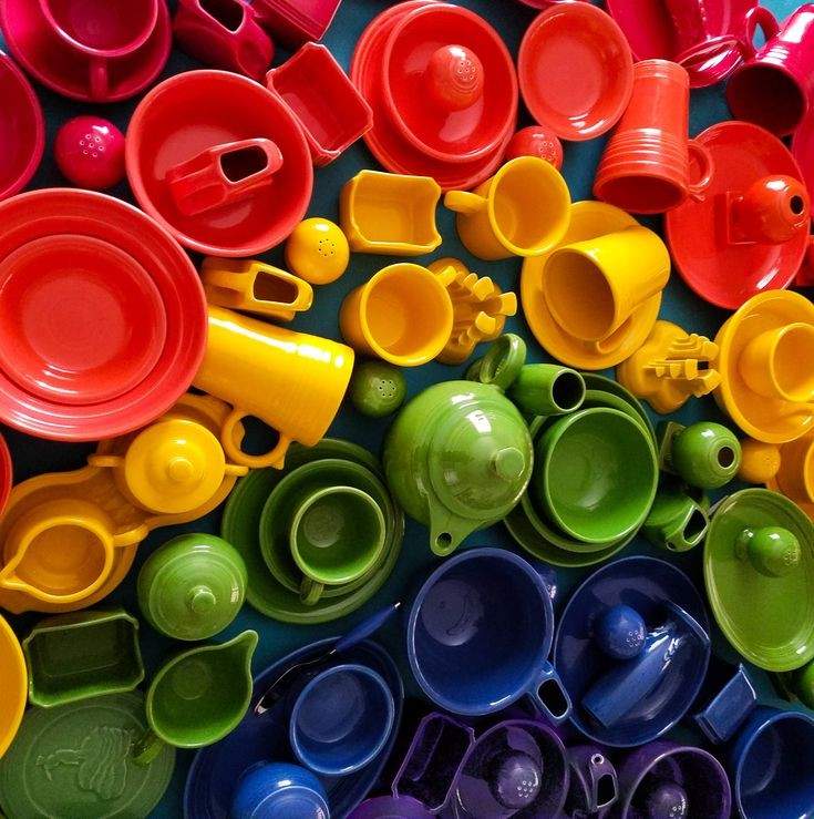 Solve STAX OF CUPS (1,318) jigsaw puzzle online with 81 pieces