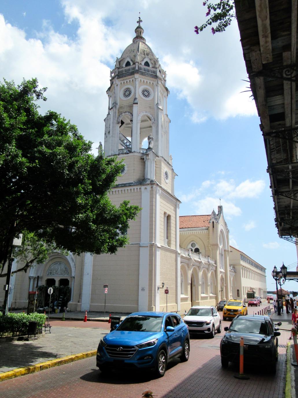 Solve Saint Francis of Assisi Church jigsaw puzzle online with 88 pieces