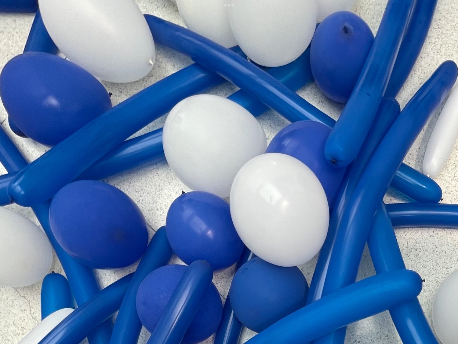 Solve balloons jigsaw puzzle online with 48 pieces