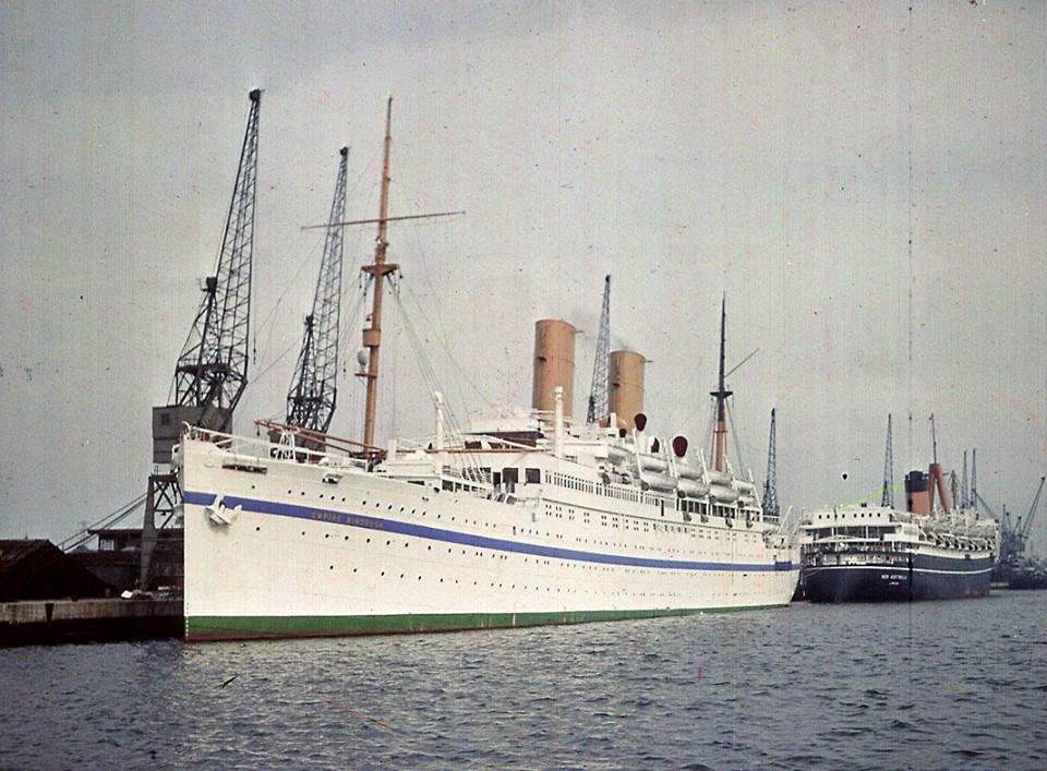 Solve Empire Windrush jigsaw puzzle online with 24 pieces