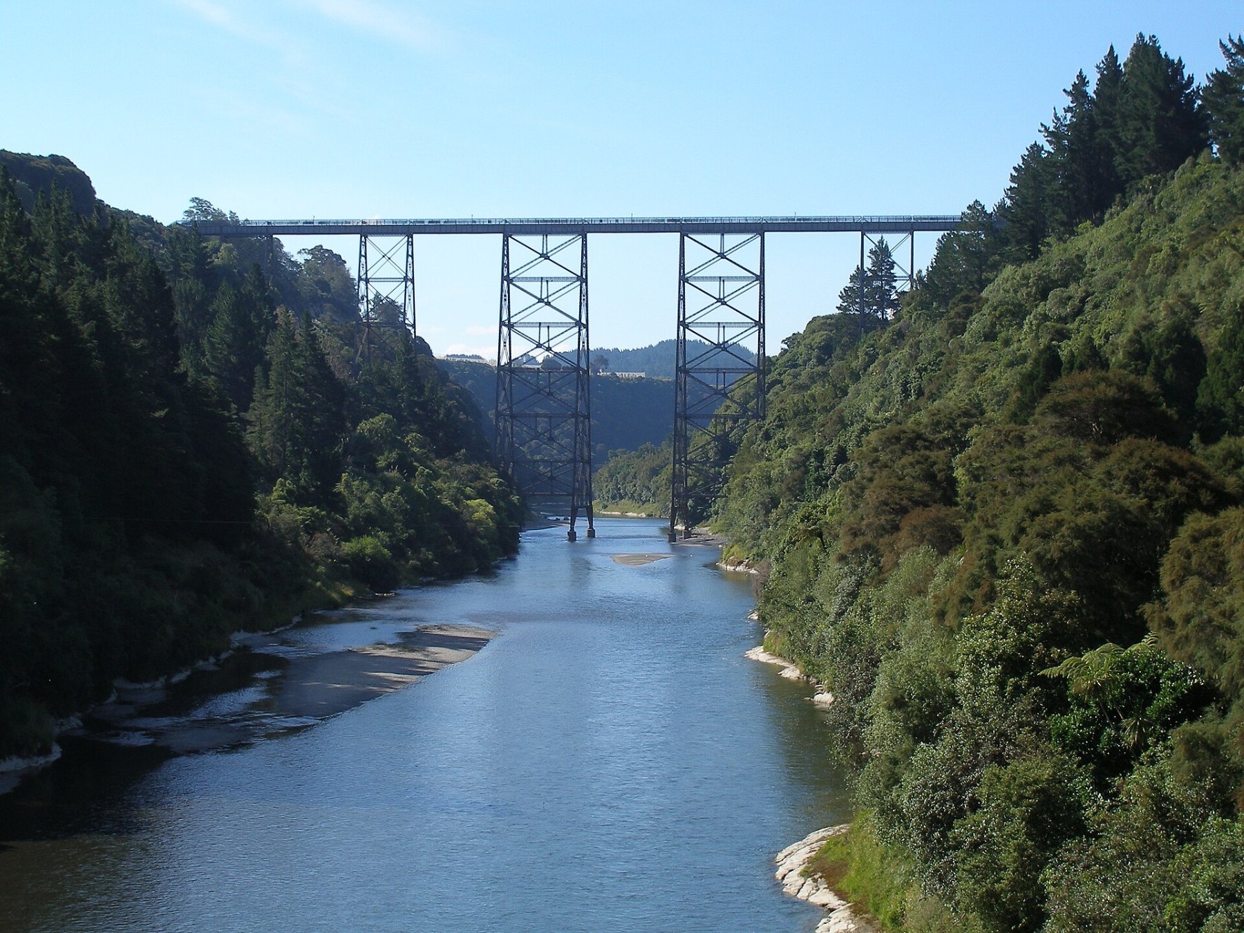 Solve Mohaka_viaduct_from_road_bridge jigsaw puzzle online with 63 pieces