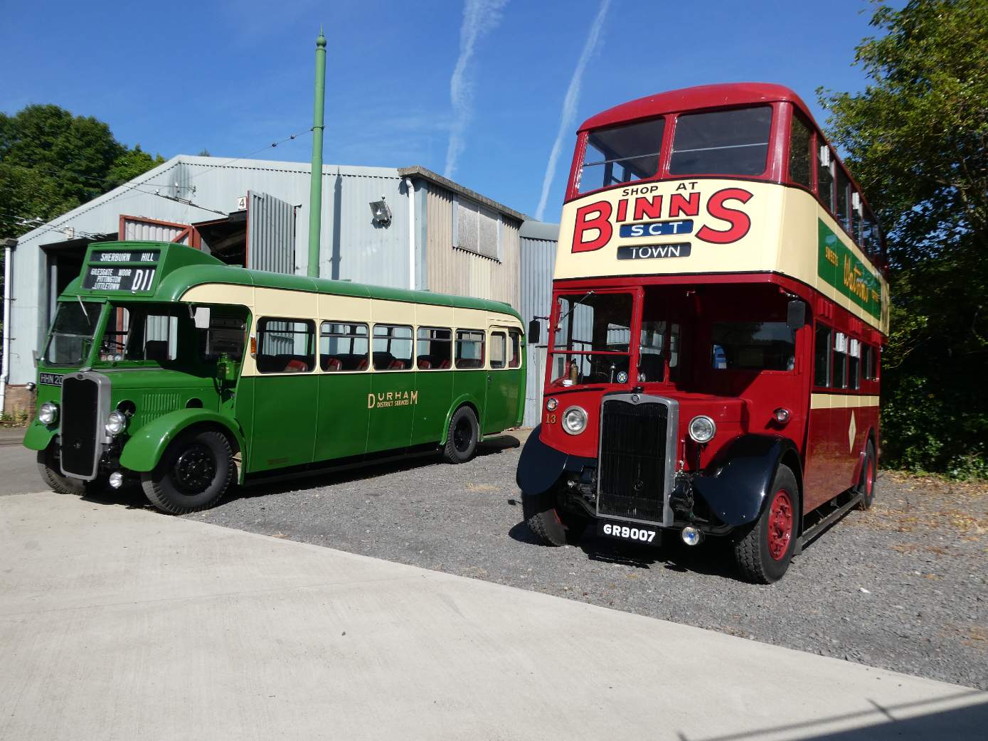 Solve Vintage Buses jigsaw puzzle online with 35 pieces