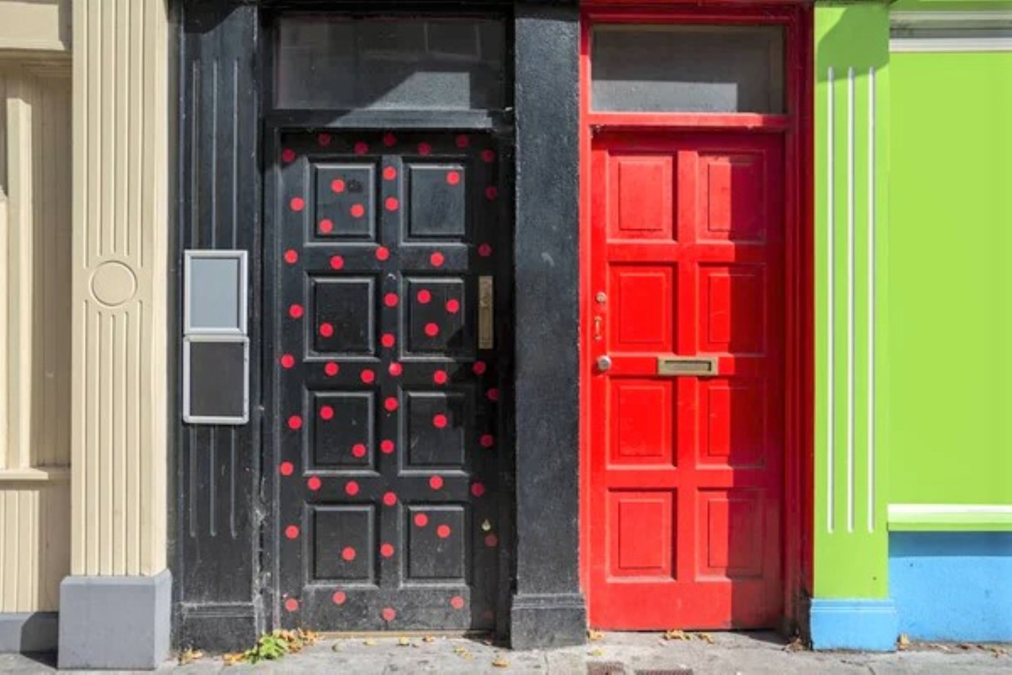 Solve Doors jigsaw puzzle online with 198 pieces