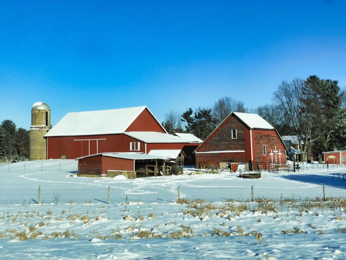 Solve Red farm buildings jigsaw puzzle online with 20 pieces